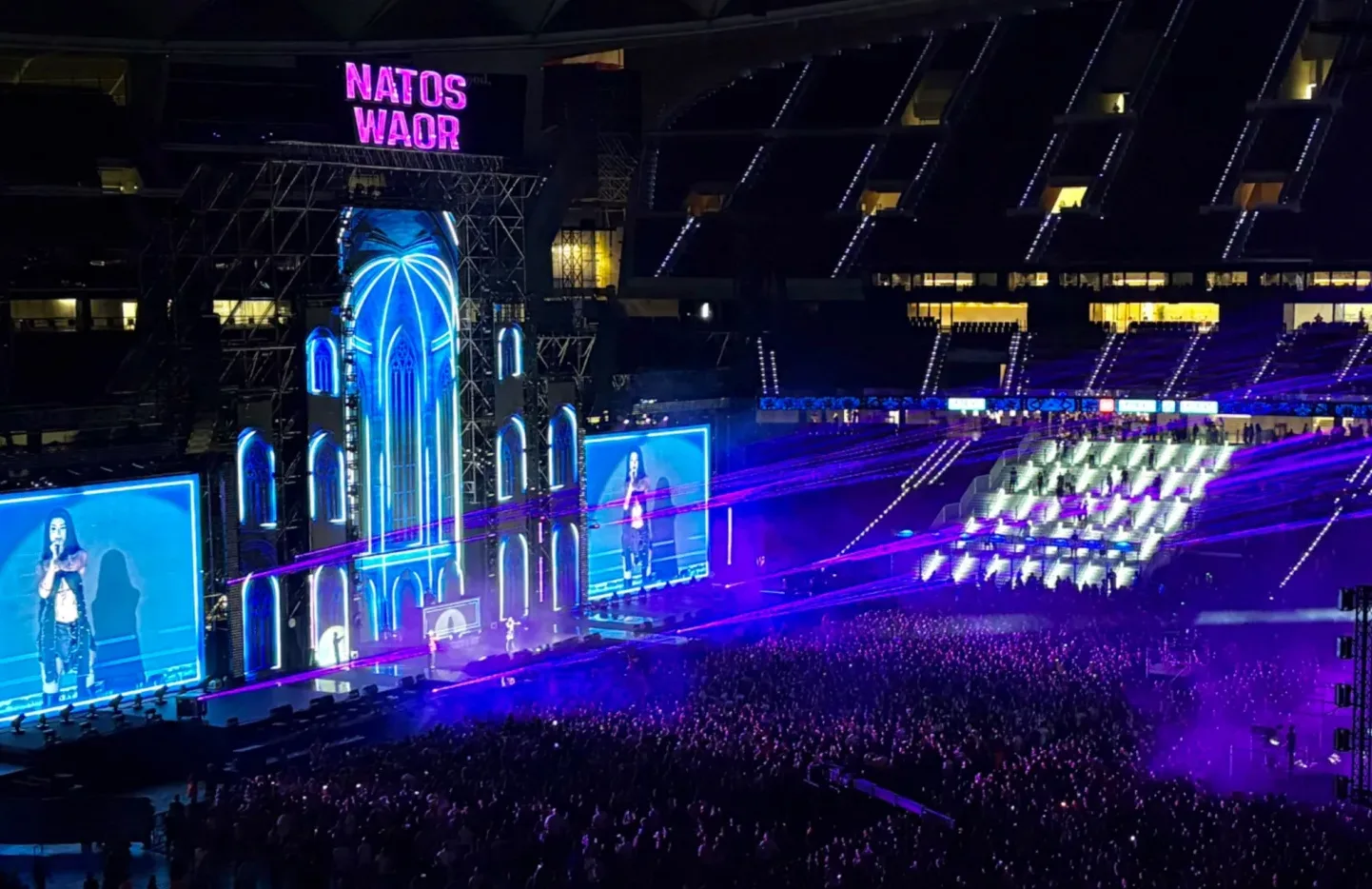 Naiara canta Veneno en el Metropolitano con Natos y Waor
